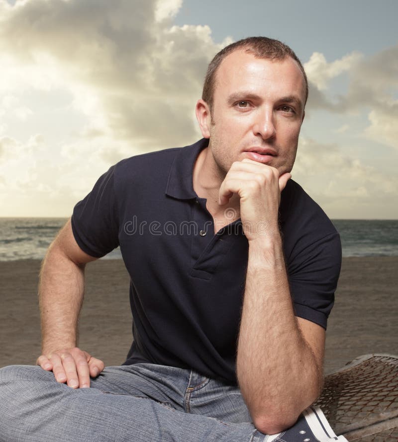 Man op het strand stock afbeelding. Image of strand, nave - 9512161