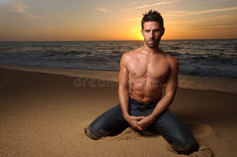 Mens Op Het Strand Bij Zonsondergang Stock Foto - Image of kust, strand ...