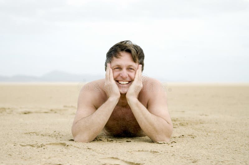 Mens op strand. stock foto. Image of glimlachen, knap - 9931734