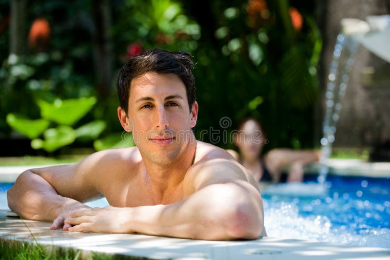 Mens in Pool stock afbeelding. Image of mannetje, gebladerte - 13354153
