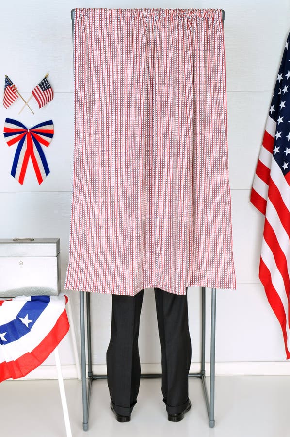 Mens in Stemhokje stock foto. Image of mens, gordijn - 26938064