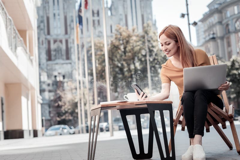 Mensaje Y Sonrisa Alegres De La Lectura De La Mujer Imagen de archivo ...