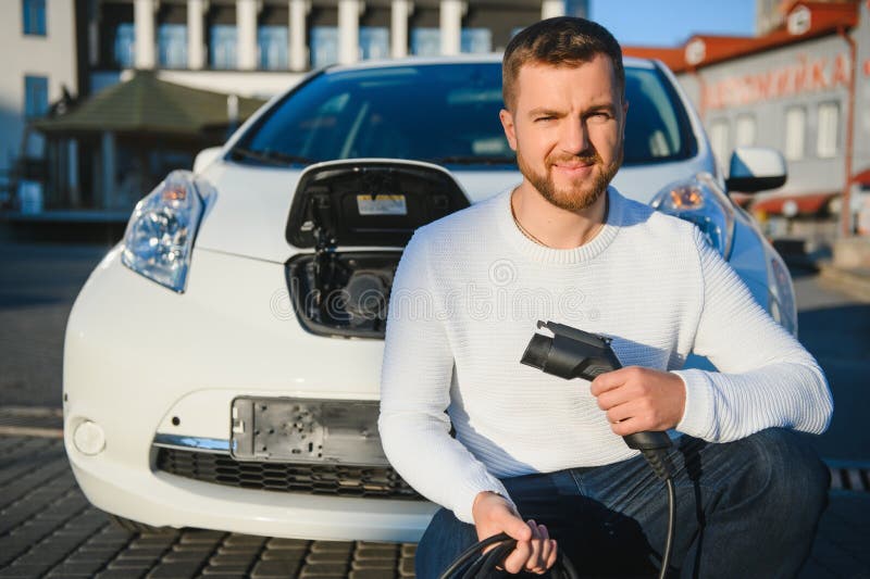 Mensch, Der Sich Mit Der Aufladung Des Autos Stockbild - Bild von ...