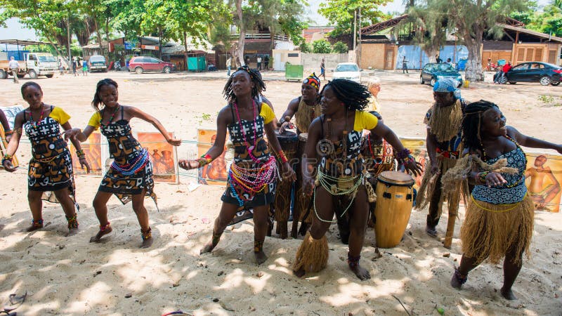 Mensen in ANGOLA, LUANDA redactionele stock foto. Image of afrika ...