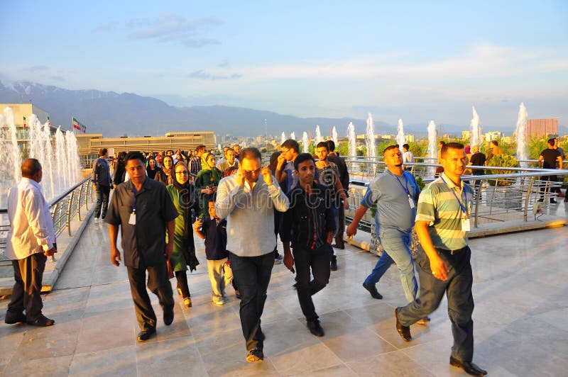 MENSEN BIJ MILAD-TOREN TEHERAN Redactionele Stock Foto - Image of ...