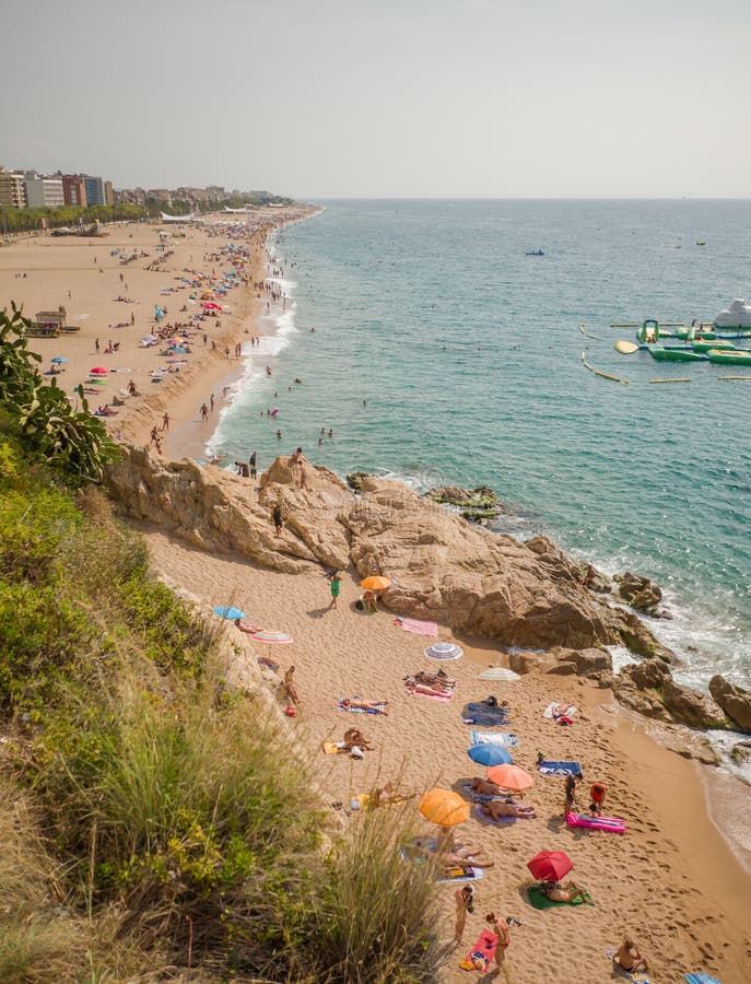 Calella strand redactionele foto. Afbeelding bestaande uit costa ...