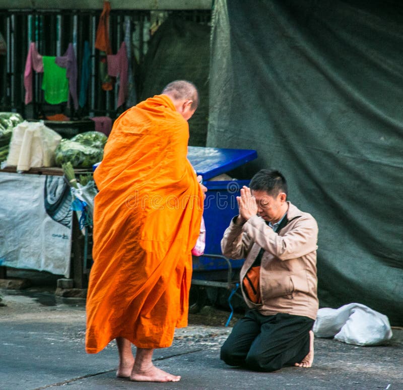 Mensen Die Aalmoes Geven Aan Boeddhistische Monniken Op De Straat ...