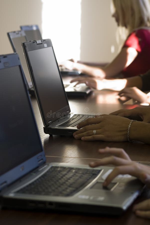 Mensen Die Aan Een Computer Werken Stock Afbeelding - Image of scherm ...