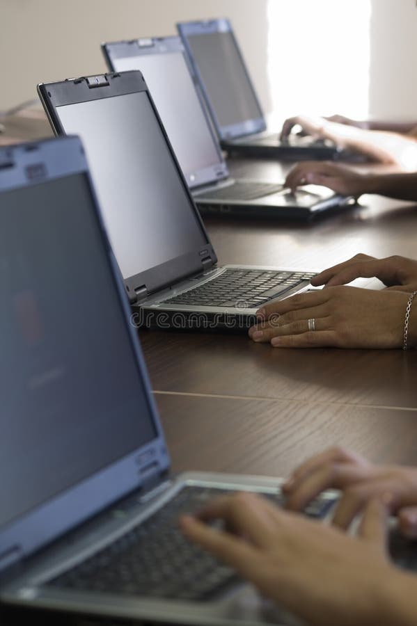 Mensen Die Aan Een Computer Werken Stock Afbeelding - Image of scherm ...