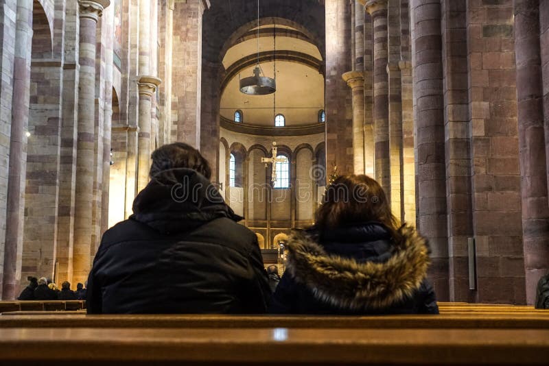 Mensen Die In Een Kerk Bidden Redactionele Stock Afbeelding ...