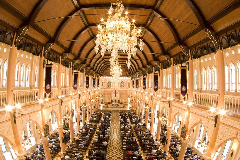 Mensen Die in Een Kerk Bidden Stock Foto - Image of christen, massa ...