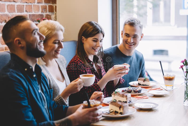 Mensen Die in Een Restaurant, Het Lachen Eten Stock Afbeelding - Image ...