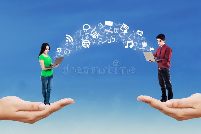 Mensen Die Laptop Met Behulp Van Om Informatie Te Delen Stock Foto ...