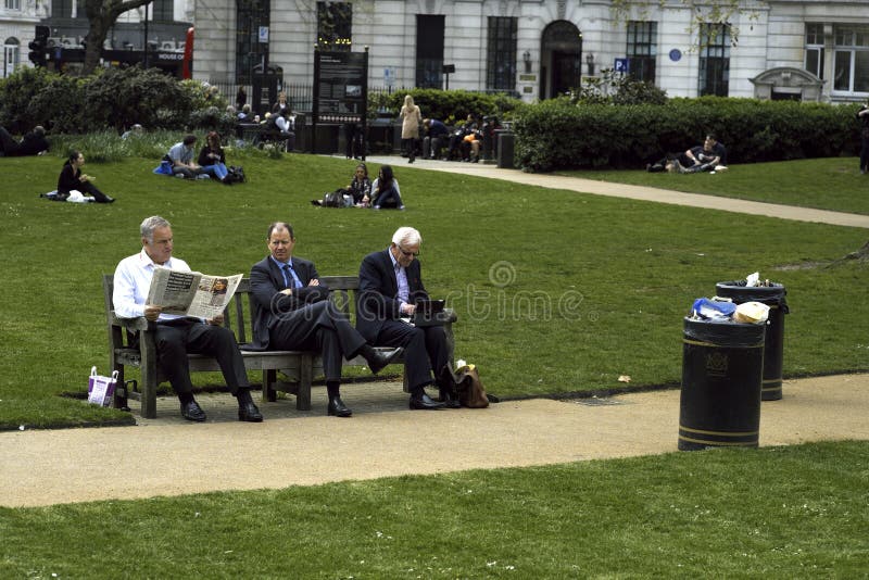 Het Engelse Mensen Aantonen Redactionele Foto - Image of buiten, londen ...
