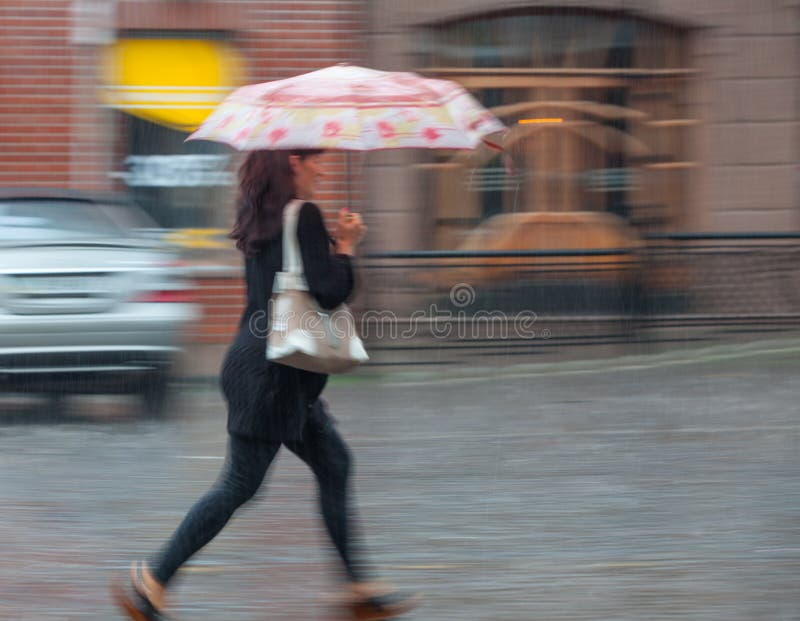 Mensen Die Onderaan De Straat In Regenachtige Dag Lopen Redactionele