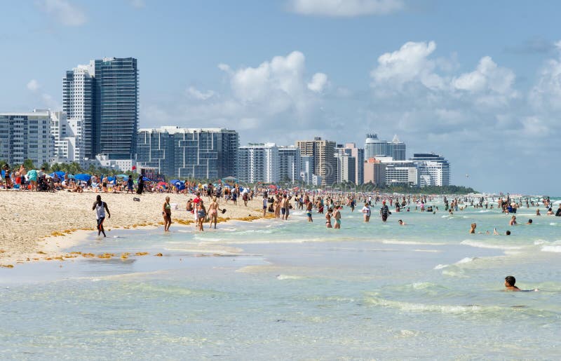 Mensen Die Van Het Strand Genieten in Zuid-Miami Redactionele Stock ...