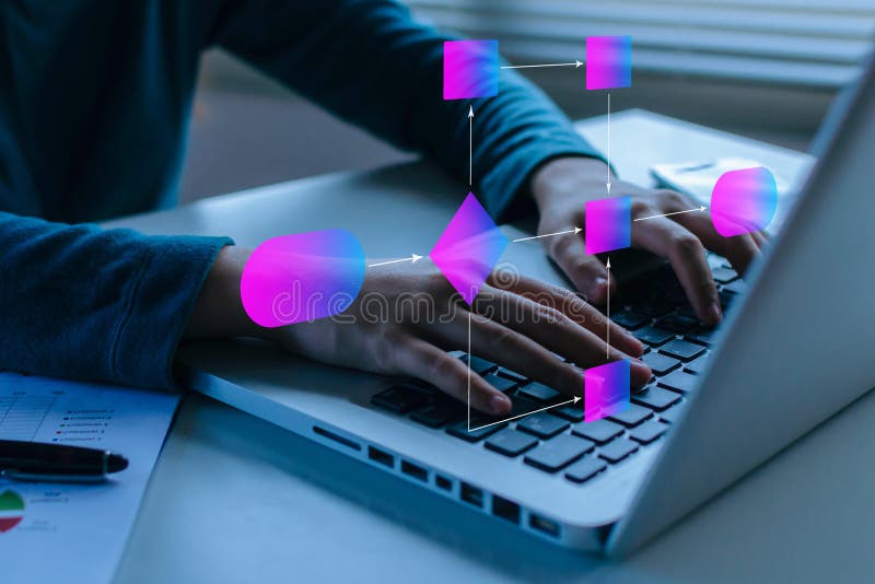 Mensen Die Werken Op Een Laptopcomputer Met Een Digitaal Stroomschema ...