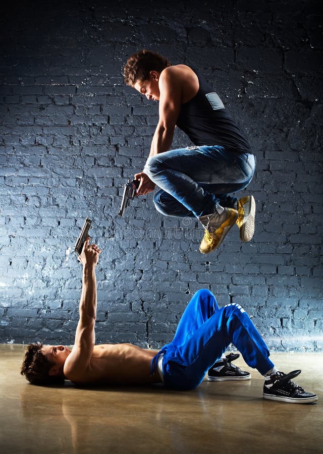 Mannen met wapens vechten stock afbeelding. Image of duel - 23756983