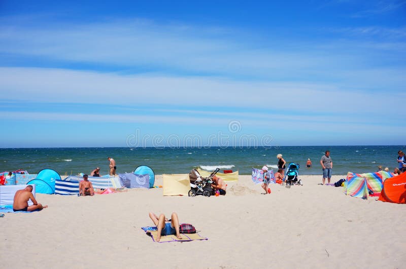 Mensen bij een strand redactionele fotografie. Image of kust - 137057612