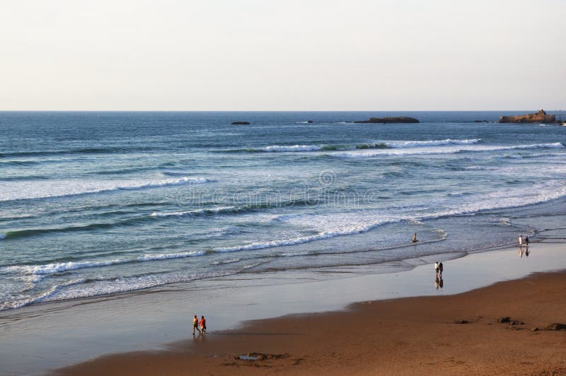 Mensen op het strand stock foto. Image of vrijetijdsbesteding - 19418236