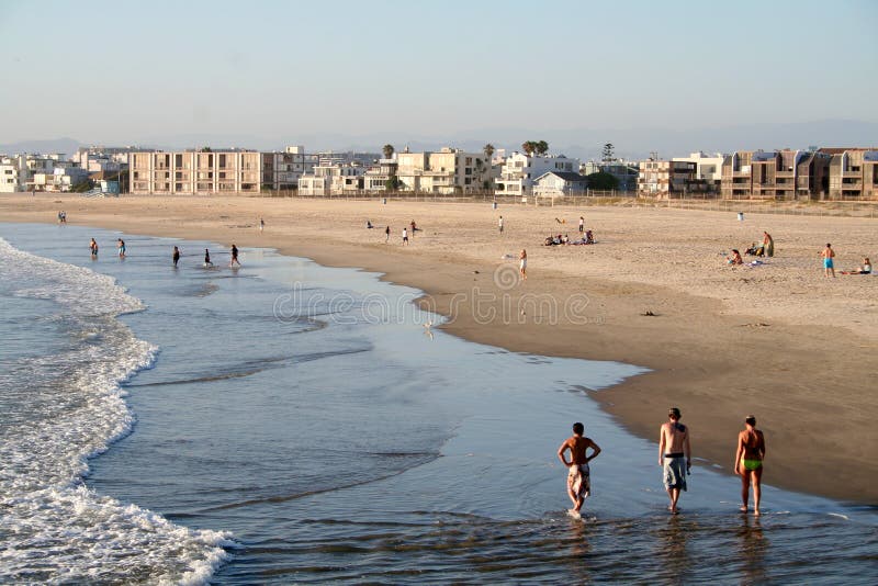 Mensen op het strand stock foto. Image of californië, overzees - 990722
