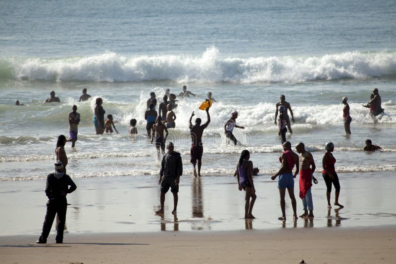 Mensen Op Het Strand, Durban Redactionele Afbeelding - Image of ...