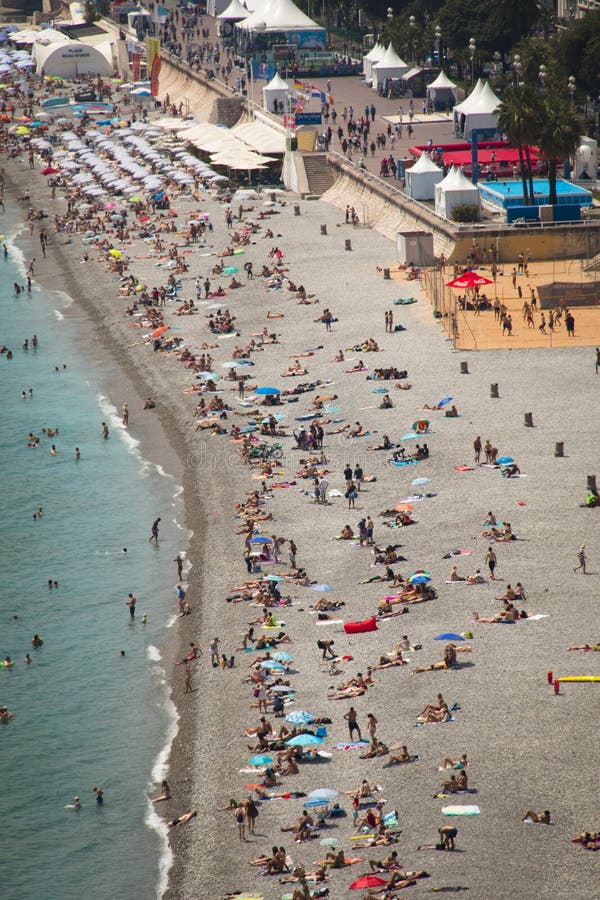 Mensen Op Het Strand in Nice, Frankrijk Redactionele Stock Afbeelding ...