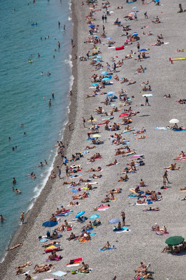 Mensen Op Het Strand in Nice, Frankrijk Redactionele Foto - Image of ...