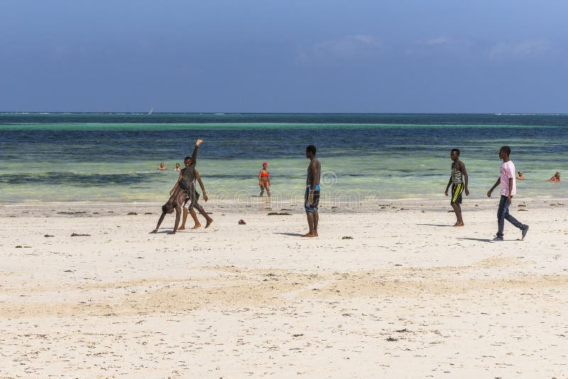 Mensen Op Het Strand in Zanzibar Redactionele Stock Foto - Image of ...