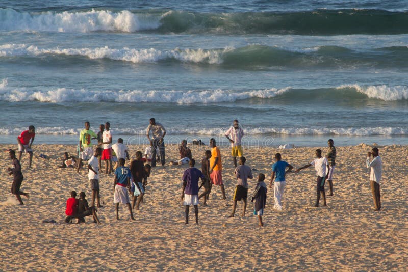 Mensen Op Het Yoff-strand, Dakar Redactionele Stock Afbeelding - Image of recreatie, water: 33357744