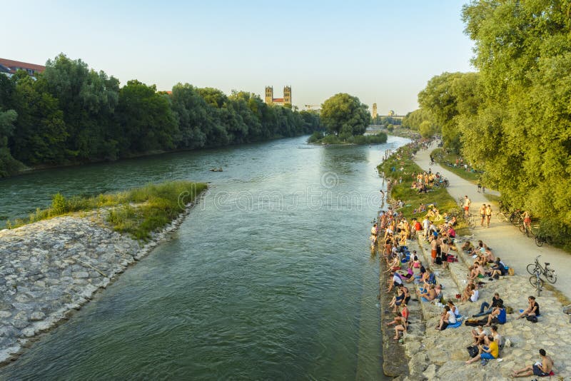 Mensen Op Isar Rivier, München, Duitsland Redactionele Stock Foto ...