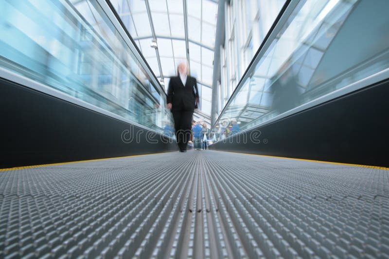 Mensen op roltrap stock afbeelding. Image of working, roltrap - 7890465