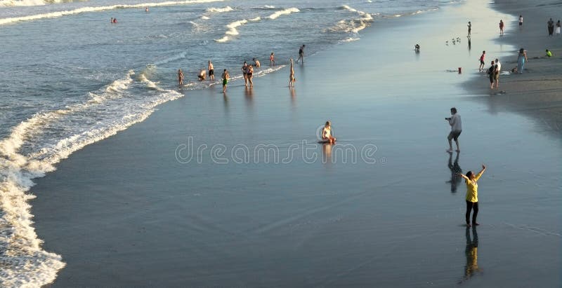 Mensen Op Strand Bij Zonsondergang Redactionele Fotografie - Image of ...