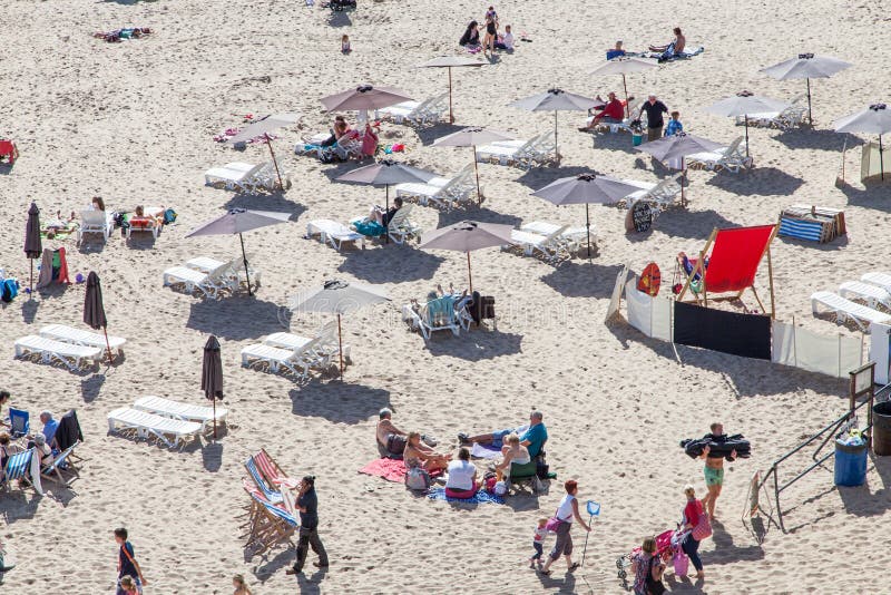 Heel Wat Mensen Op Het Strand Redactionele Foto - Image of aantrekkelijkheid, zomer: 114387231