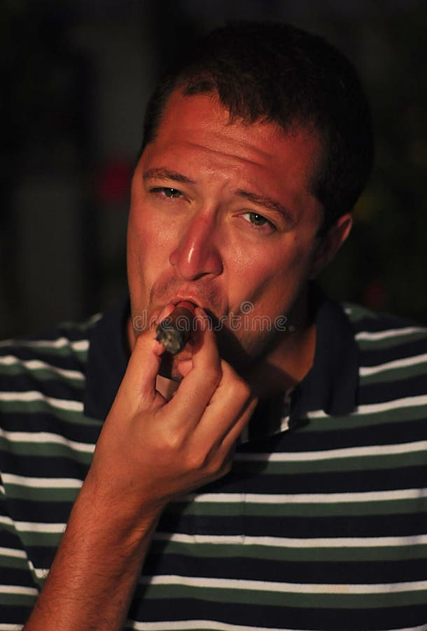 Mensen rokende sigaar stock afbeelding. Image of roker - 30525301