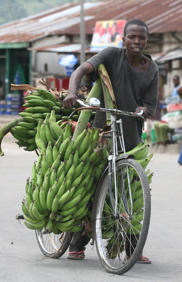 Stapel Van Groene Afrikaanse Bananen Die Op Fiets Bij Verse Markt in ...