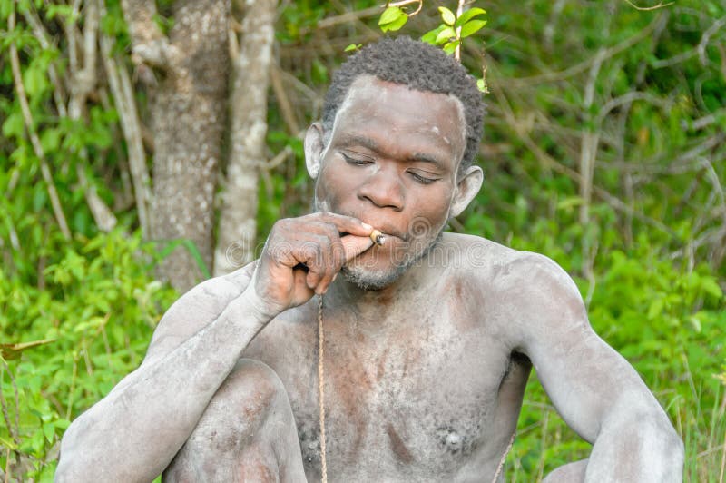 Mensen Van De Wereld - Afrikaanse Bosjesman Redactionele Stock ...