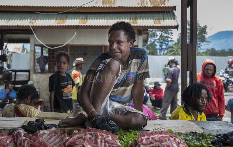 Mensen Verkopend Vlees Bij Een Markt Redactionele Foto - Image of ...