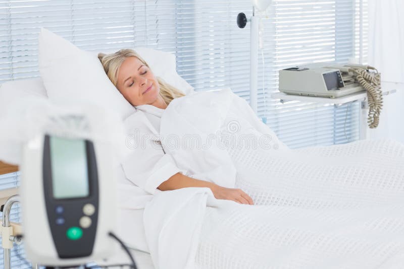 Patient Se Trouvant Sur Le Lit Tandis Qu'écriture D'infirmière Sur Le ...