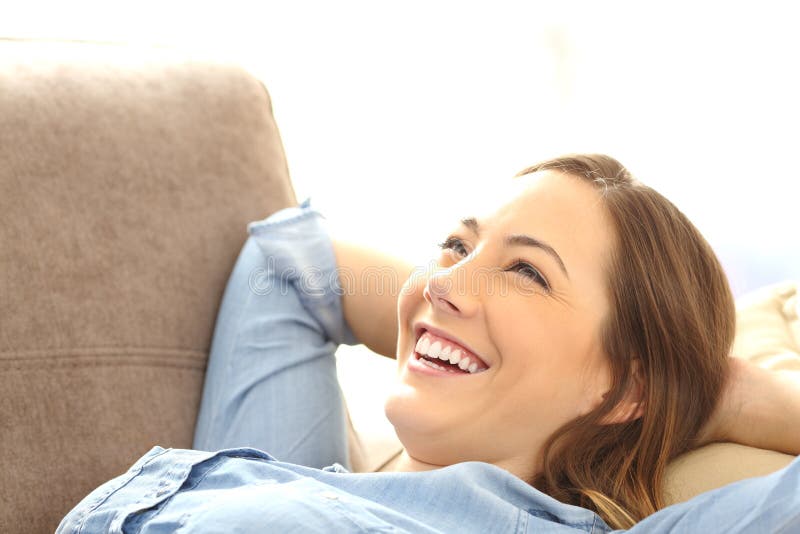 5,551 Mujer Relajada Feliz En Casa Fotos - Libres de Derechos y ...