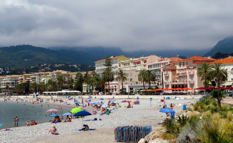 Menton - Allgemeiner Strand Und Ein Panoramablick Von Der Stadt ...