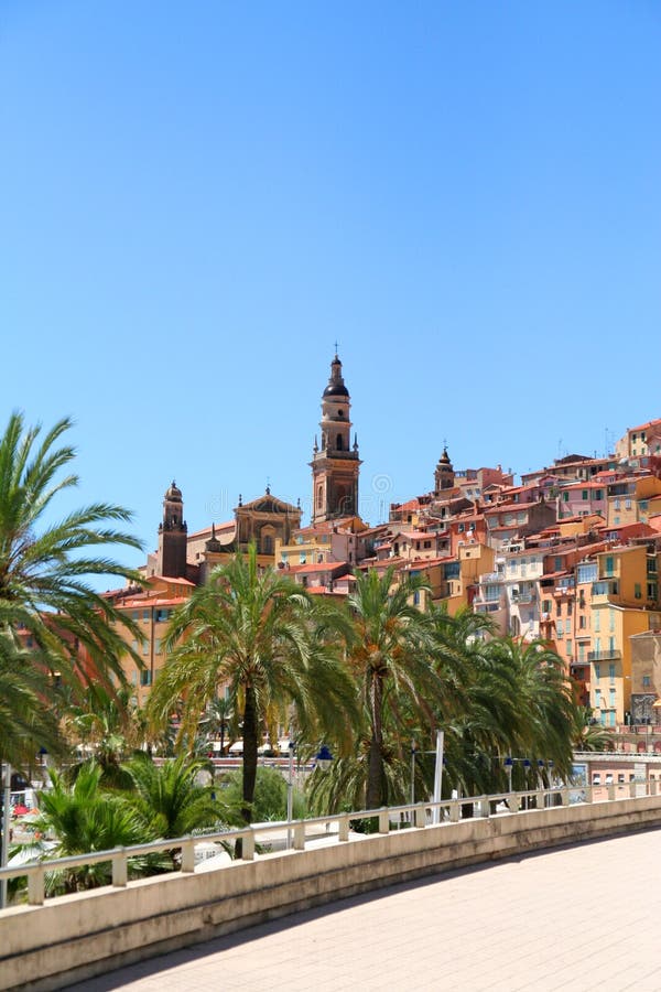Promenade In Der Stadt Von Menton In Frankreich Stockfoto - Bild von ...