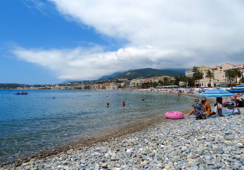 Menton - Openbaar Strand En Een Panorama Van De Stad Redactionele ...