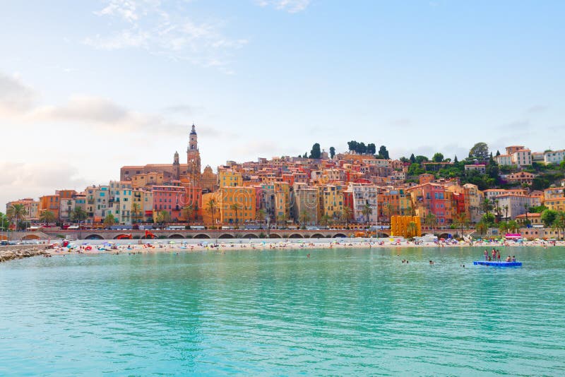 MENTON FRANKRIKE - JUNI 05, 2019: Bastionen I Port Gammal ...
