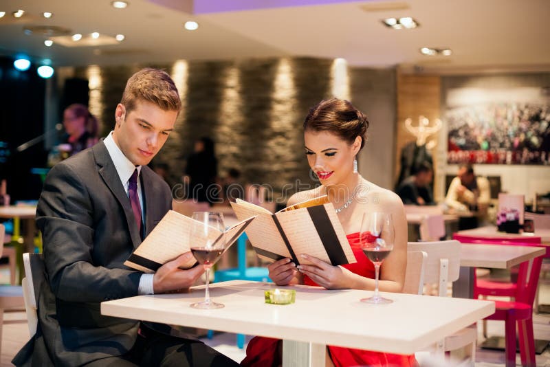 Menu Heureux De Lecture De Couples Dans Le Restaurant Photo stock ...