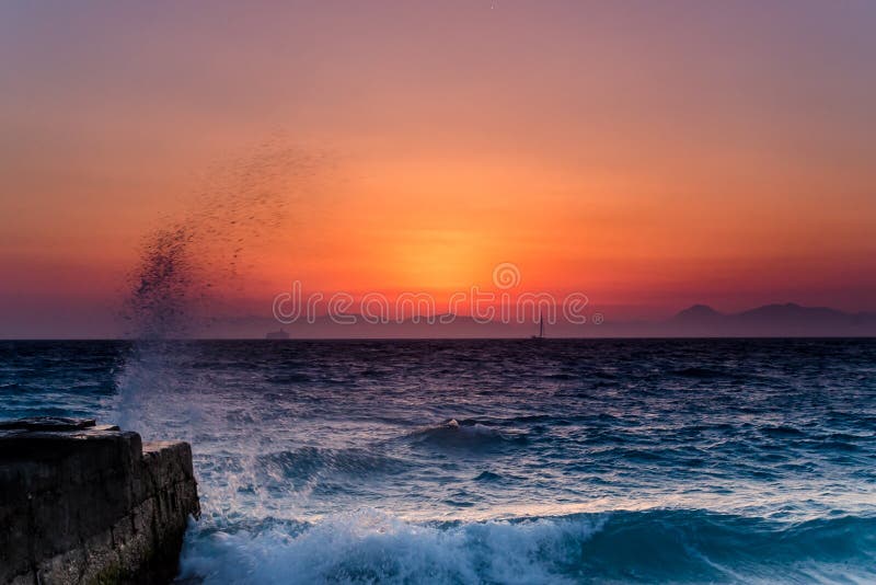 Mer agitée chez Whitby. photo stock. Image of angleterre - 12454548