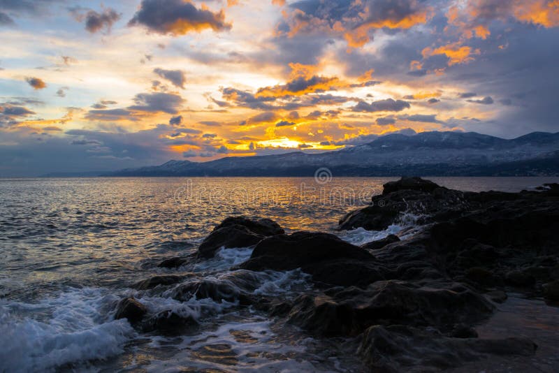 Mer agitée sur le Curaçao image stock. Image du cascades - 32842925