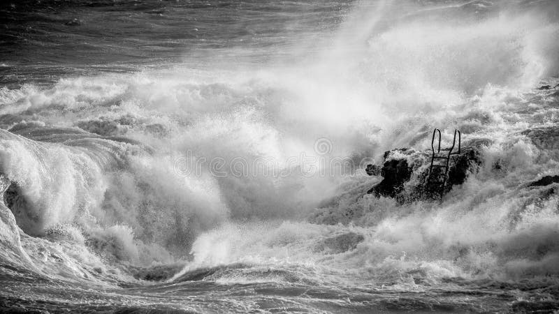 Mer Agitée En Noir Et Blanc Image stock - Image of accident, roches ...
