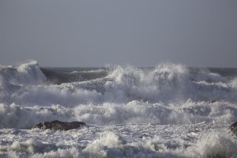 Mer Agitée Avec De Grandes Vagues Photo stock - Image du éclaboussure ...