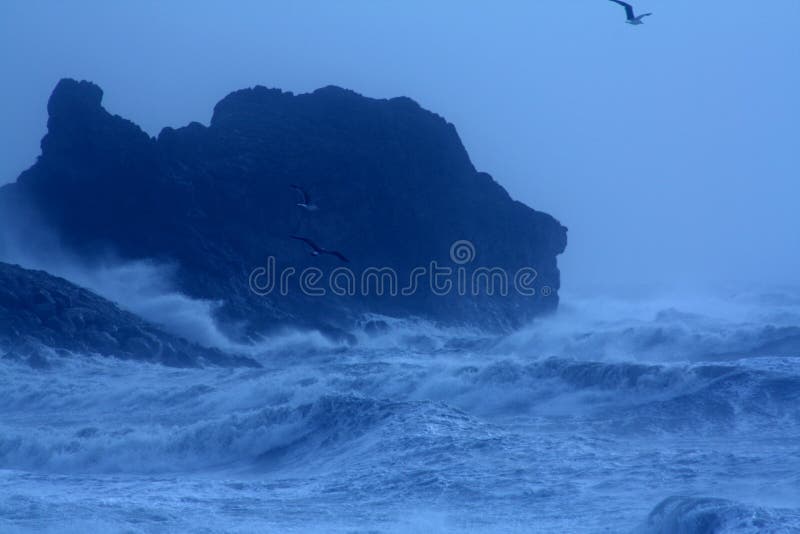 Mer agitée orageuse photo stock. Image du tempête, blanc - 6824278